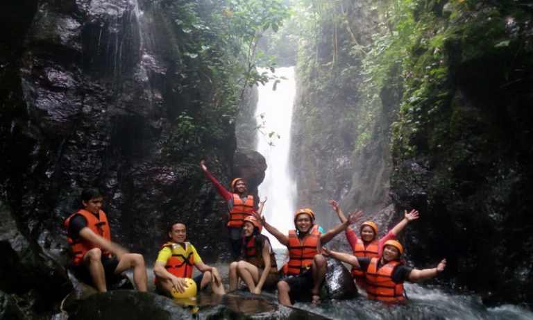 6 air tejun di Puncak Bogor yang eksotis yaitu curug Naga, curug Panjang...